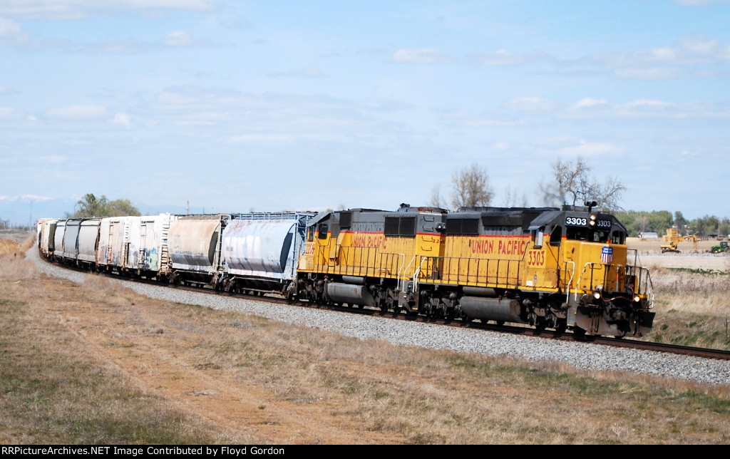UP 3303 lead UP local 41 east